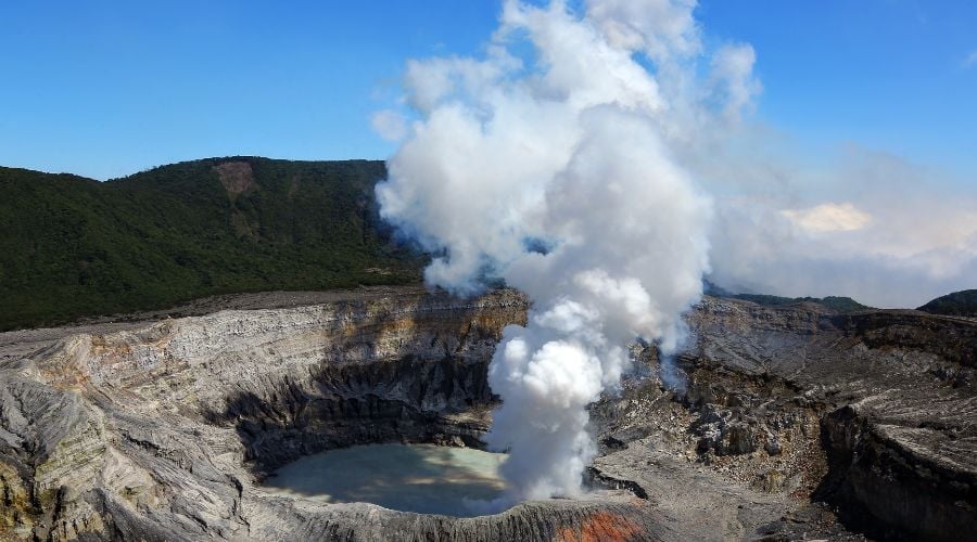 Travel alert issued after Costa Rica volcanic eruption - Travel Gossip
